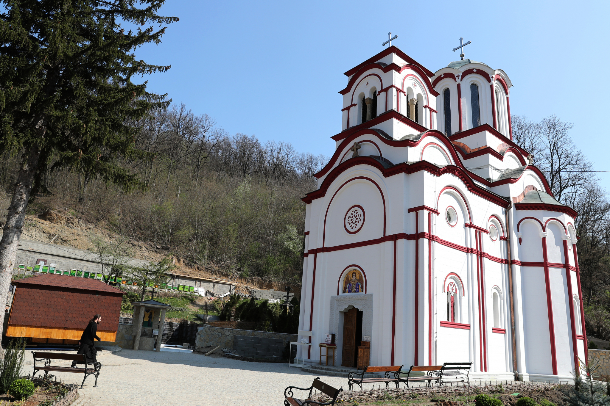 DANAS SLAVIMO DVA VELIKA SVECA Njihove mošti počivaju u manastiru ...