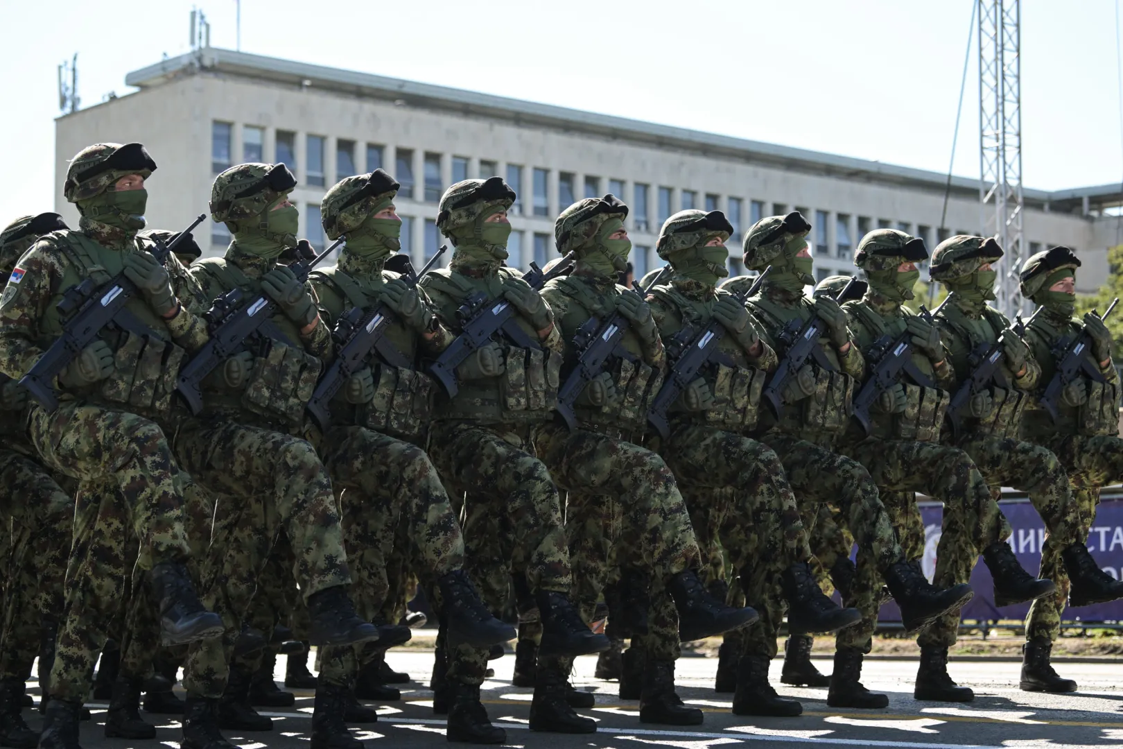 SRBIJA GRADI VIŠESLOJNI ŠTIT Vučić najavio ugovore teške milijarde ...