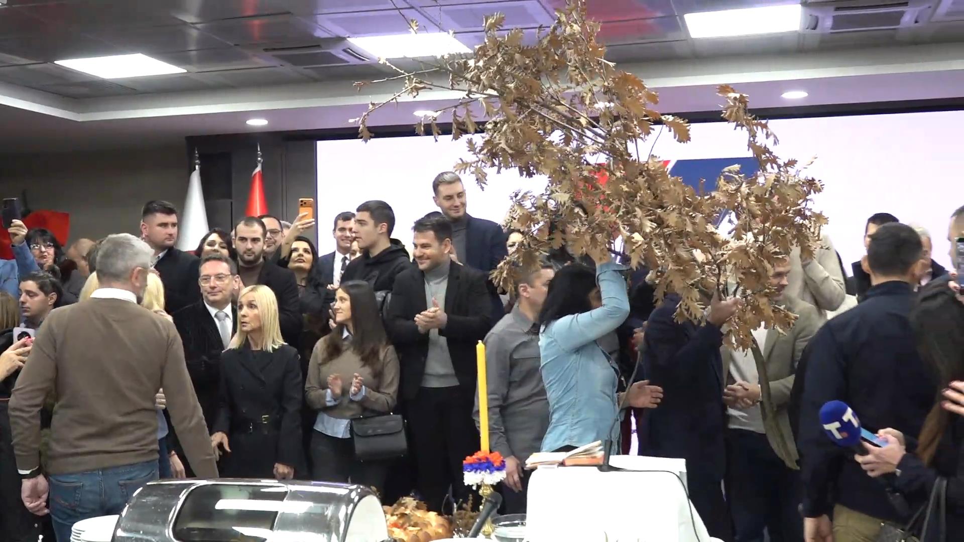 SNS OBELEŽAVA BADNJI DAN Badnjak unet u prostorije stranke: Sačuvaćemo ...